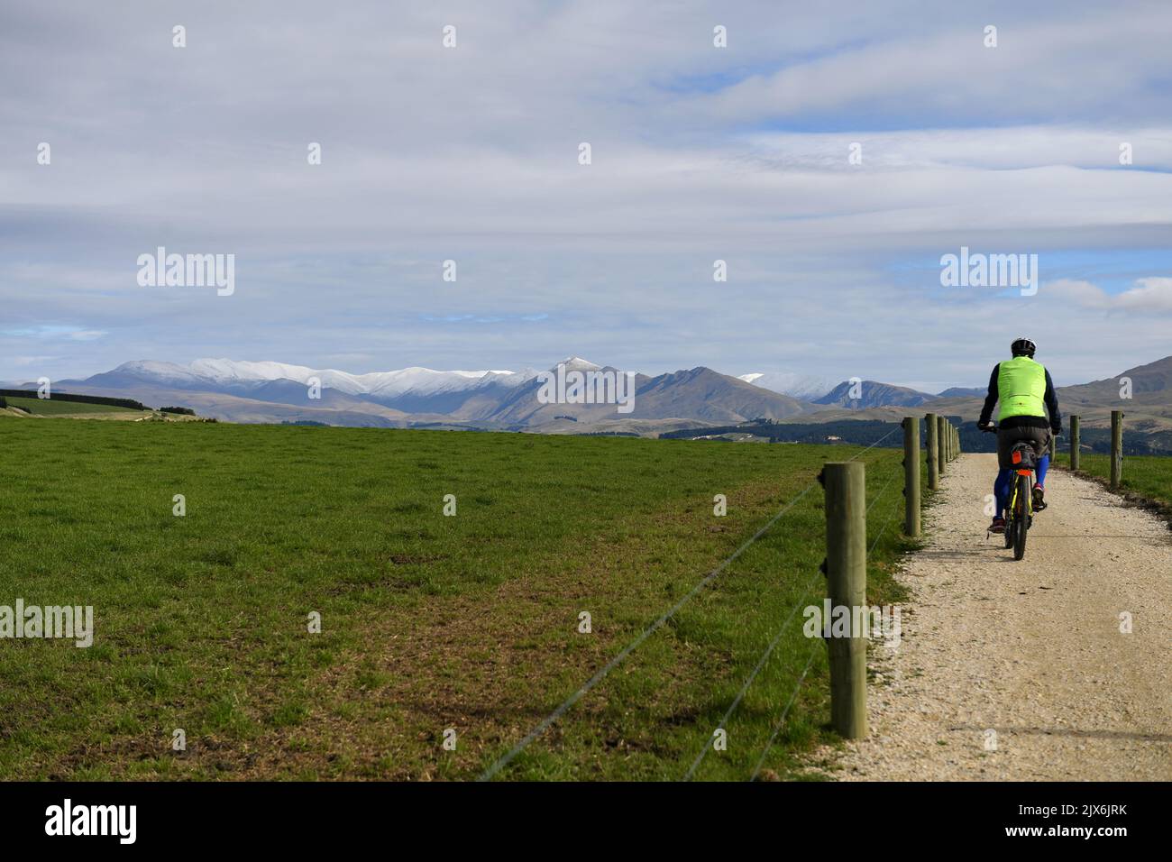**TO GO WITH TRAVEL FEATURE SLUGGED: TRAVEL NZ CYCLE ** Riding through ...