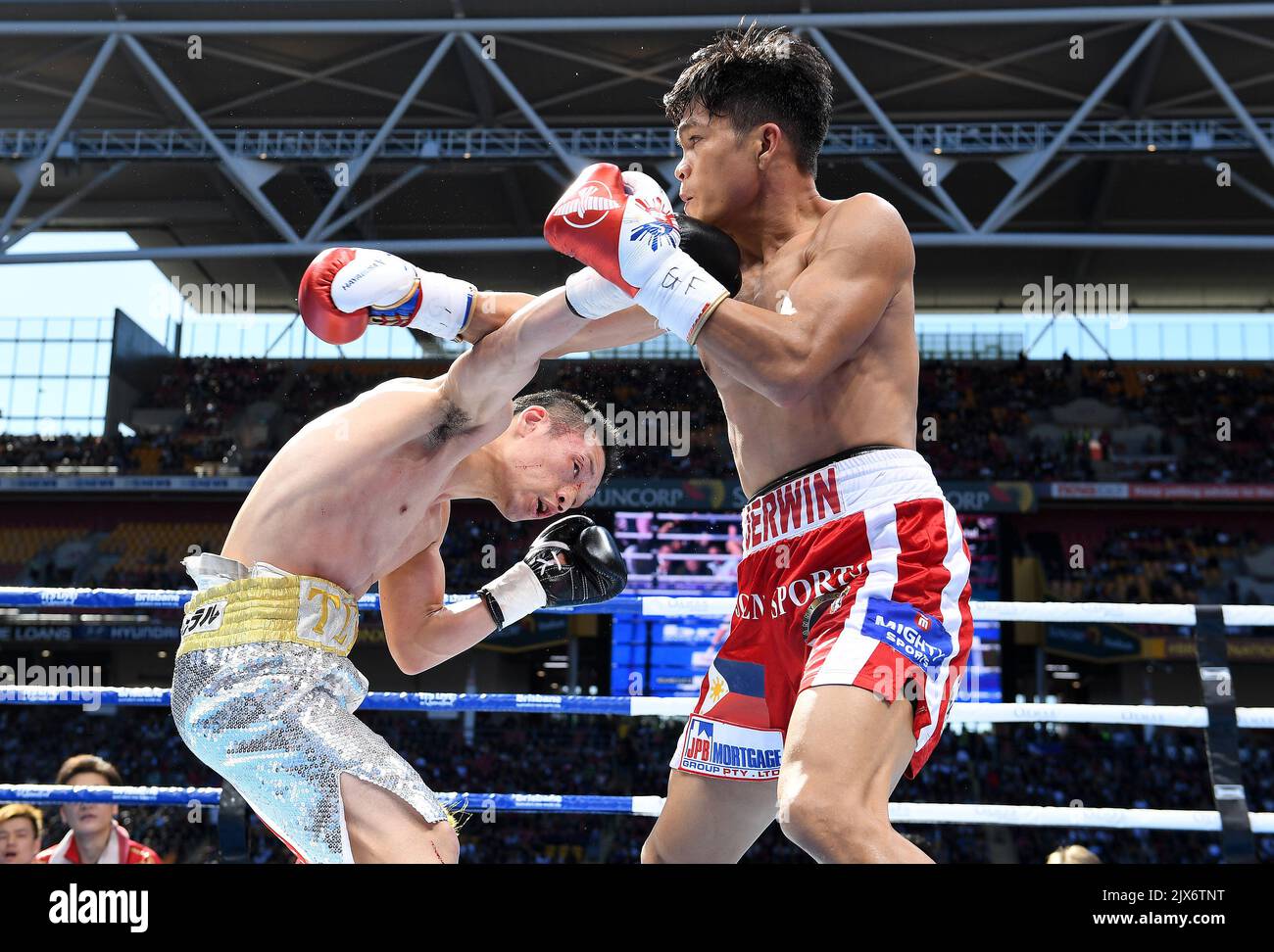 Teiru Kinoshita of Japan (left) and Jerwin Ancajas of the Phillipines ...