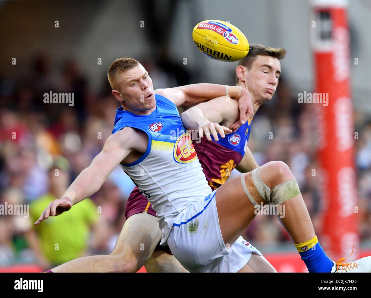 Peter Wright (left) of the Suns takes on Harris Andrews (right) of the ...