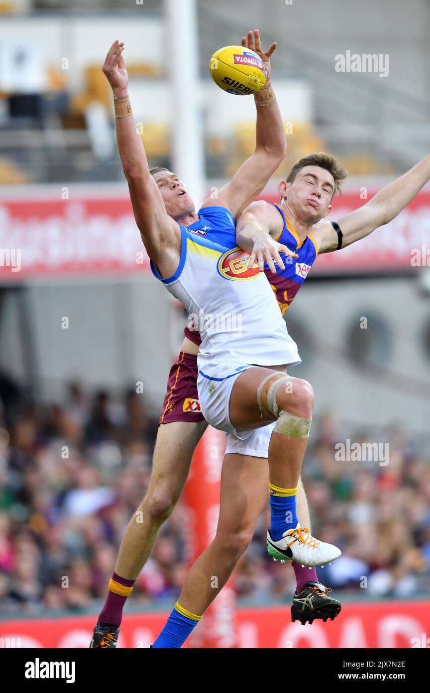 Peter Wright (left) of the Suns takes on Harris Andrews (right) of the ...