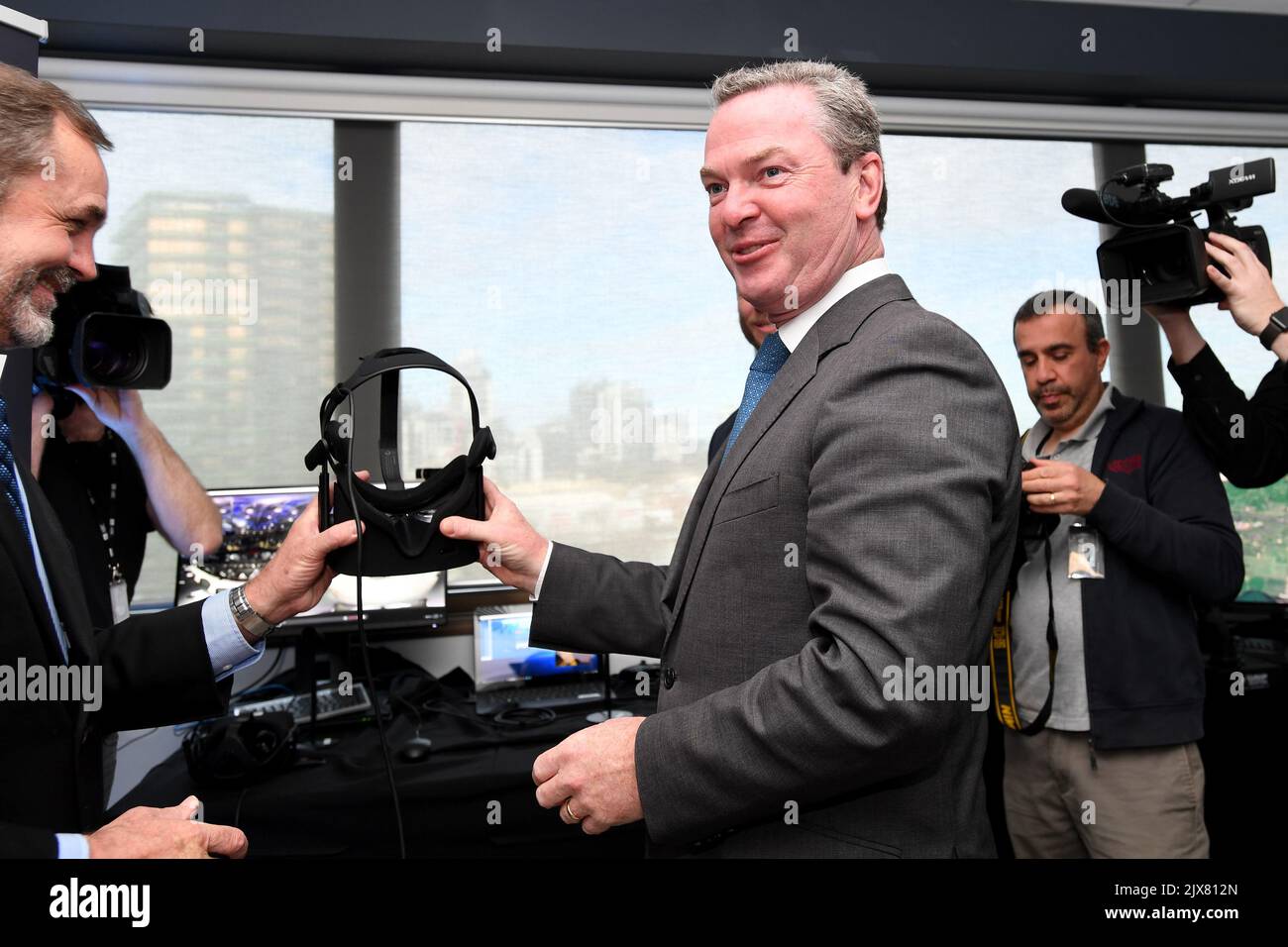 Federal Minister for Defence Industry Christopher Pyne tries out 3D ...