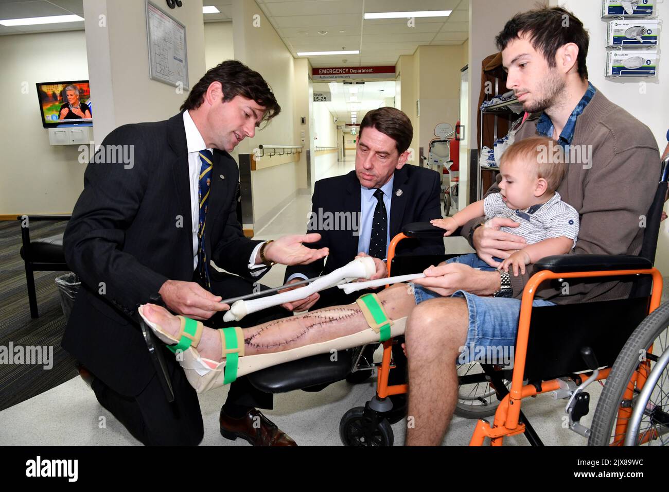 Surgeon Dr Michael Wagels (left) talks with Queensland Health Minister ...