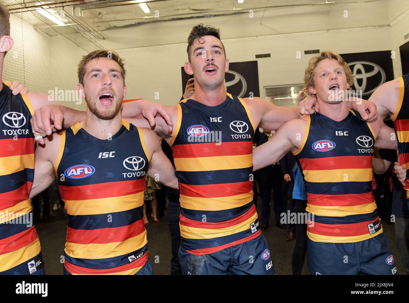 Crows players celebrate their win in the Adelaide Crows and Geelong ...