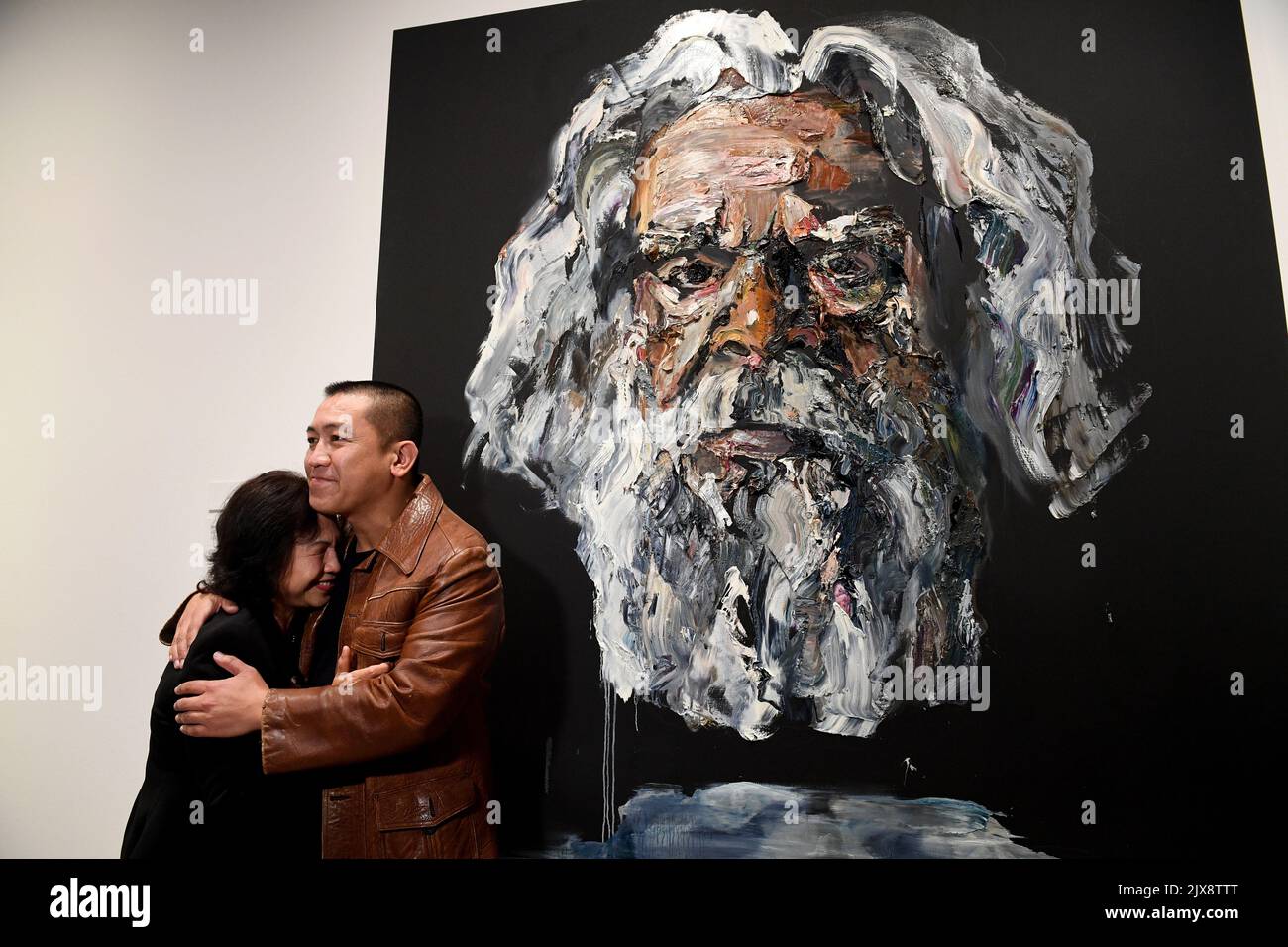 Artist, Ahn Do embraces his mother Hien Do after being awarded the 2017 ...