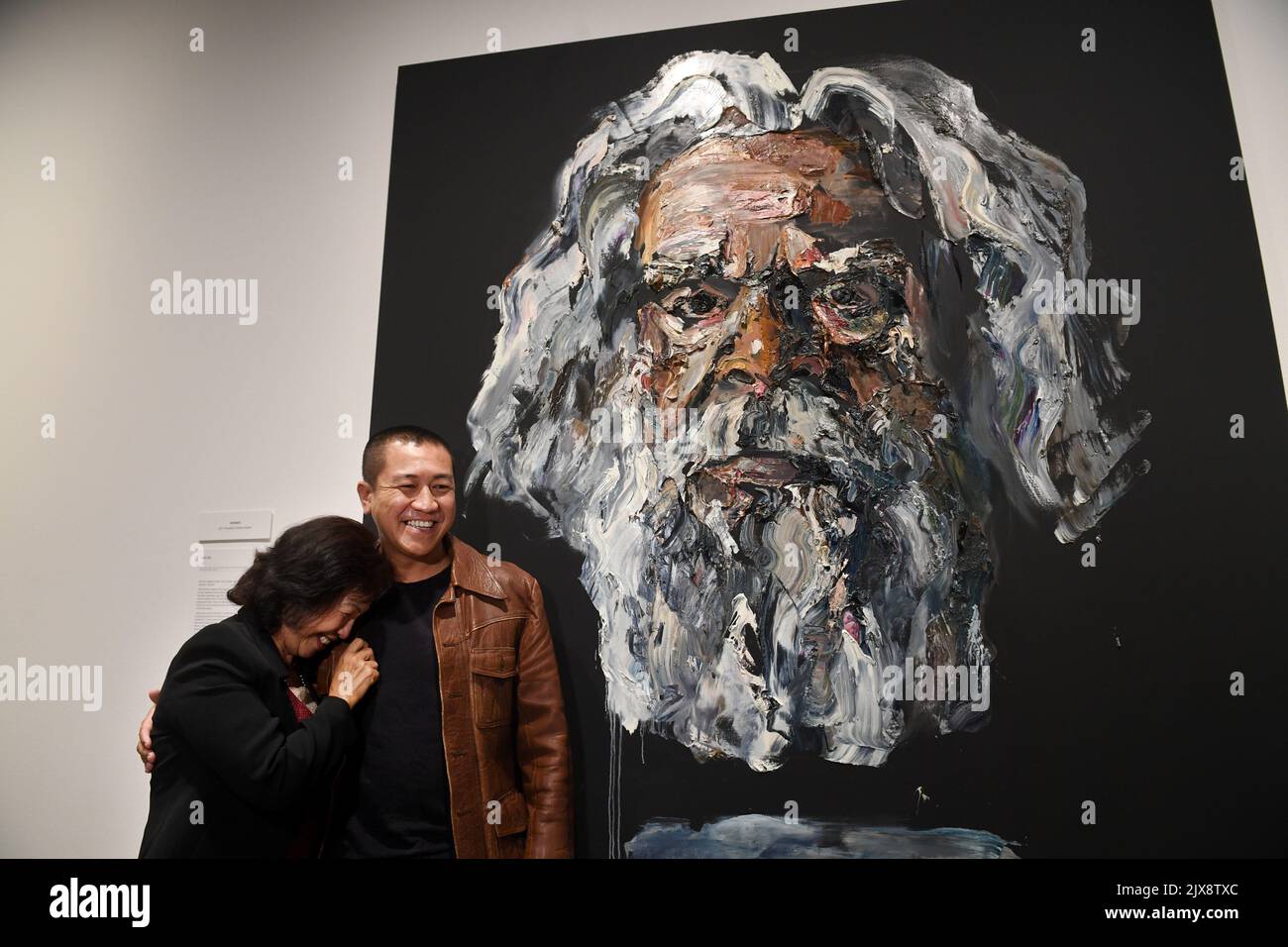 Artist, Ahn Do stands alongside his mother Hien Do after being awarded ...