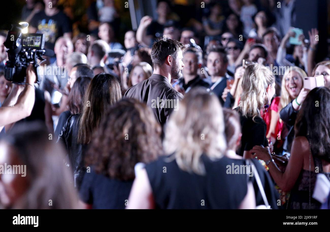 Actor Chris Hemsworth surrounded by fans as he walks the red carpet ...