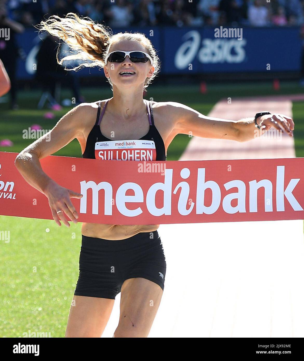 Celia Sullohern win the womens Melbourne Marathon at the MCG in ...
