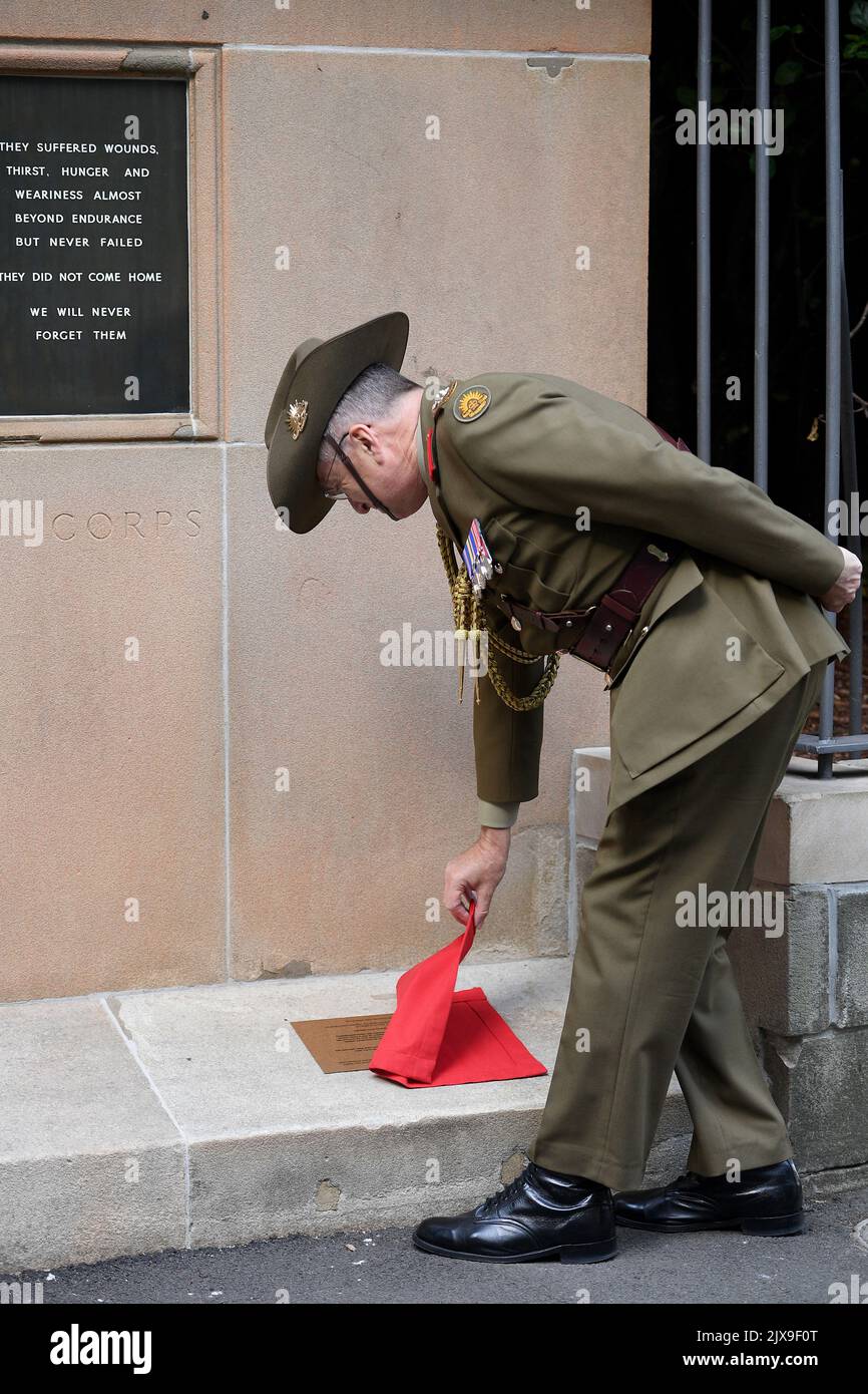 Colonel Michael Miller unveils The Centenary Plaque at the Desert ...