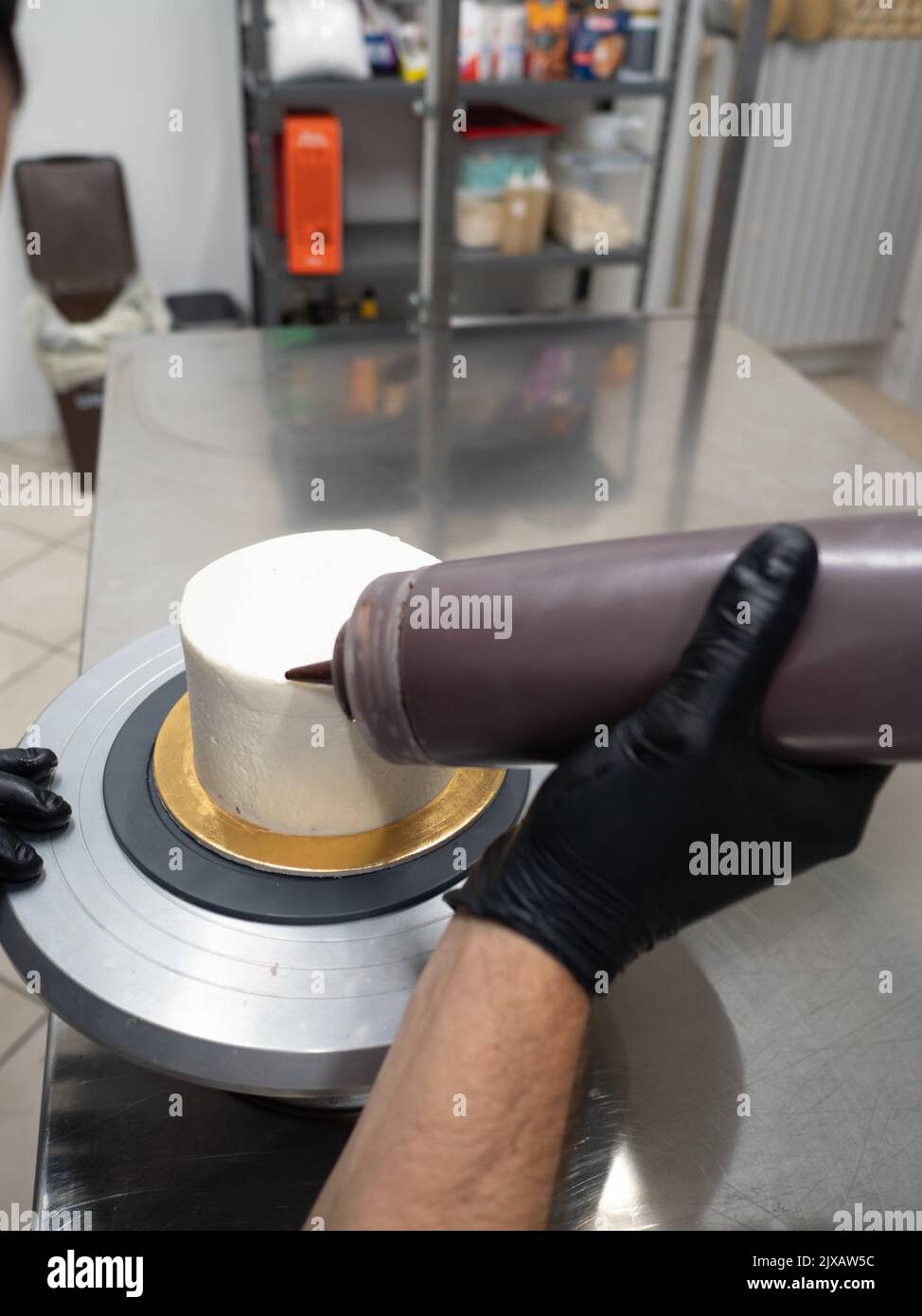 Decorating cake squeeze hi-res stock photography and images - Alamy