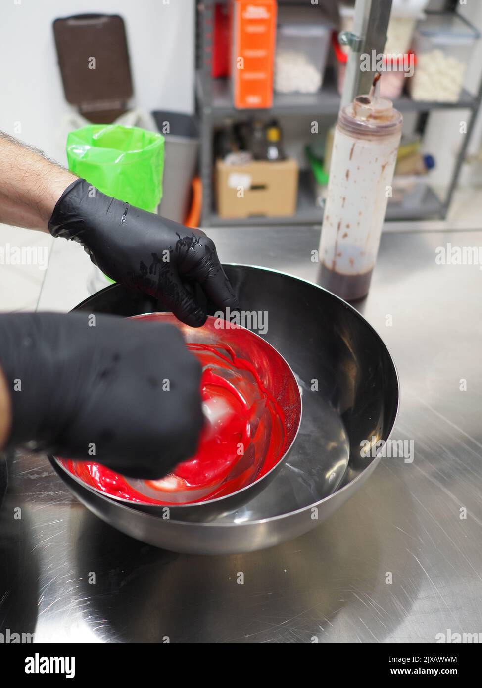 Drip icing cake hi-res stock photography and images - Alamy