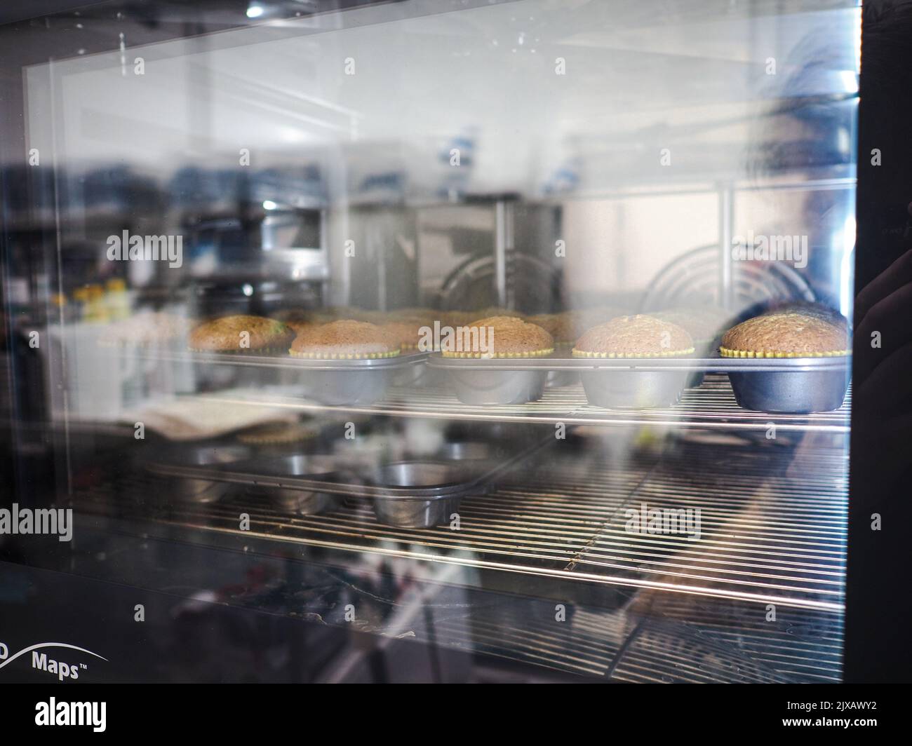 Professional cook making cupcakes hi-res stock photography and images ...