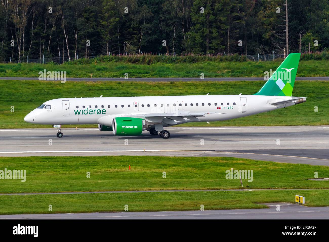 Wideroe embraer hi-res stock photography and images - Alamy