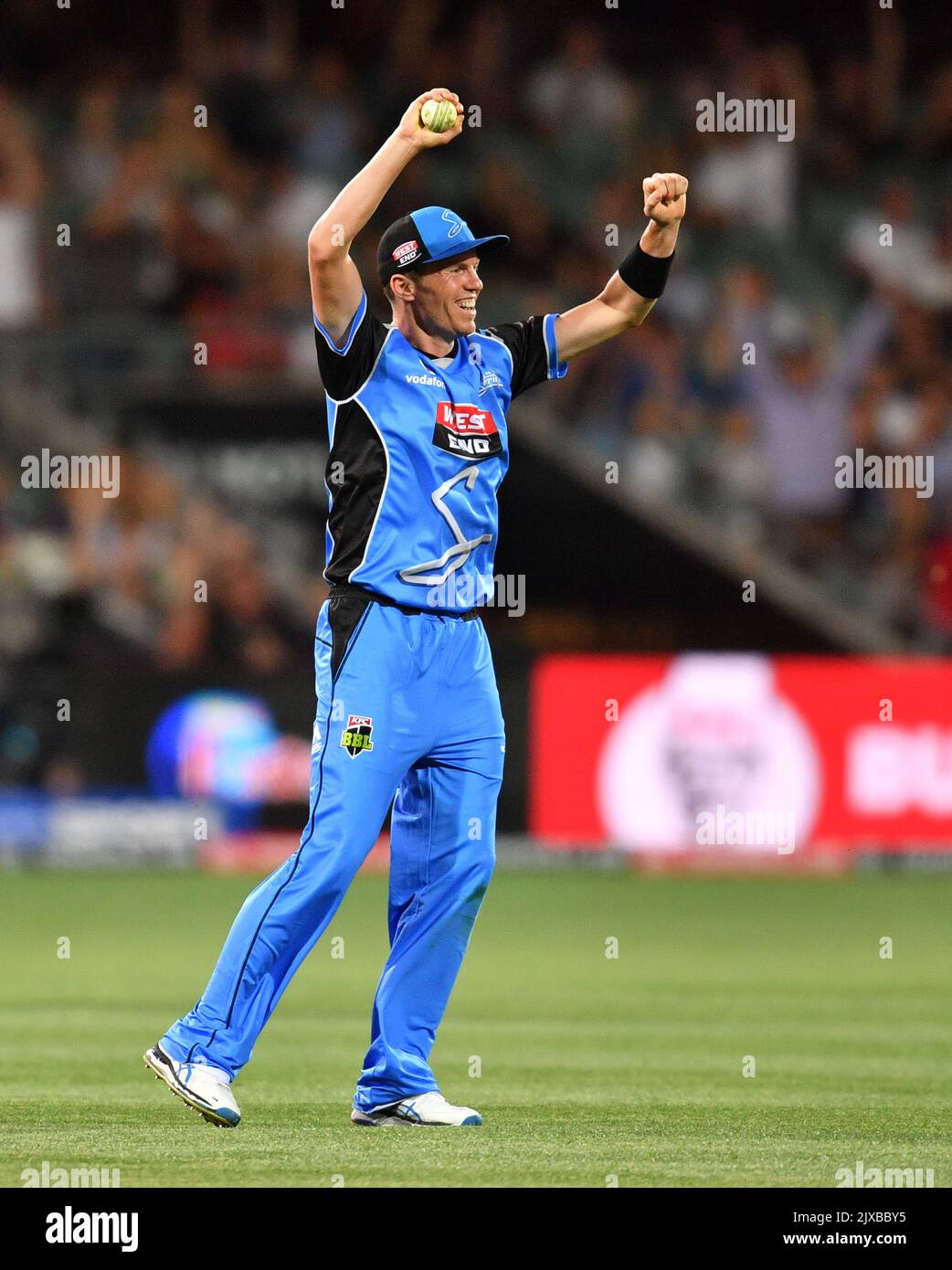 Peter Siddle of the Adelaide Strikers celebrates catching Kurtis ...