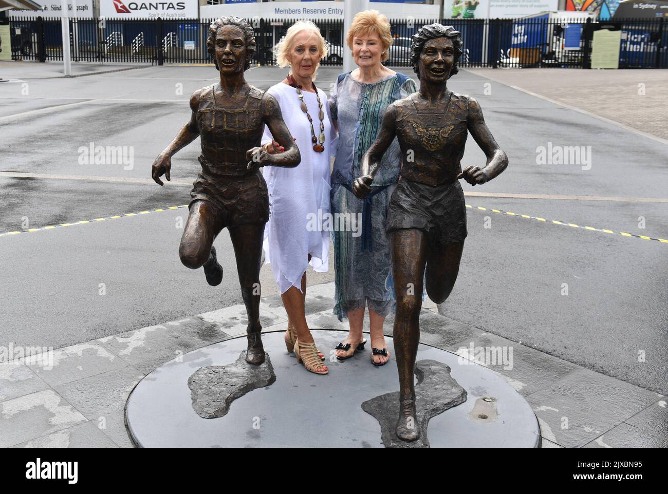 Bronze sculptures of Australia's olympic athletes Betty Cuthbert and ...