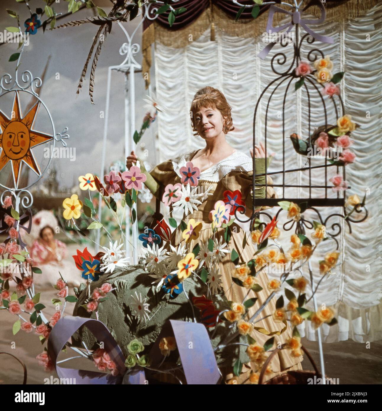 Eva Kasper, Sopranistin, hinter einer Mauer aus Blumenkörben ...