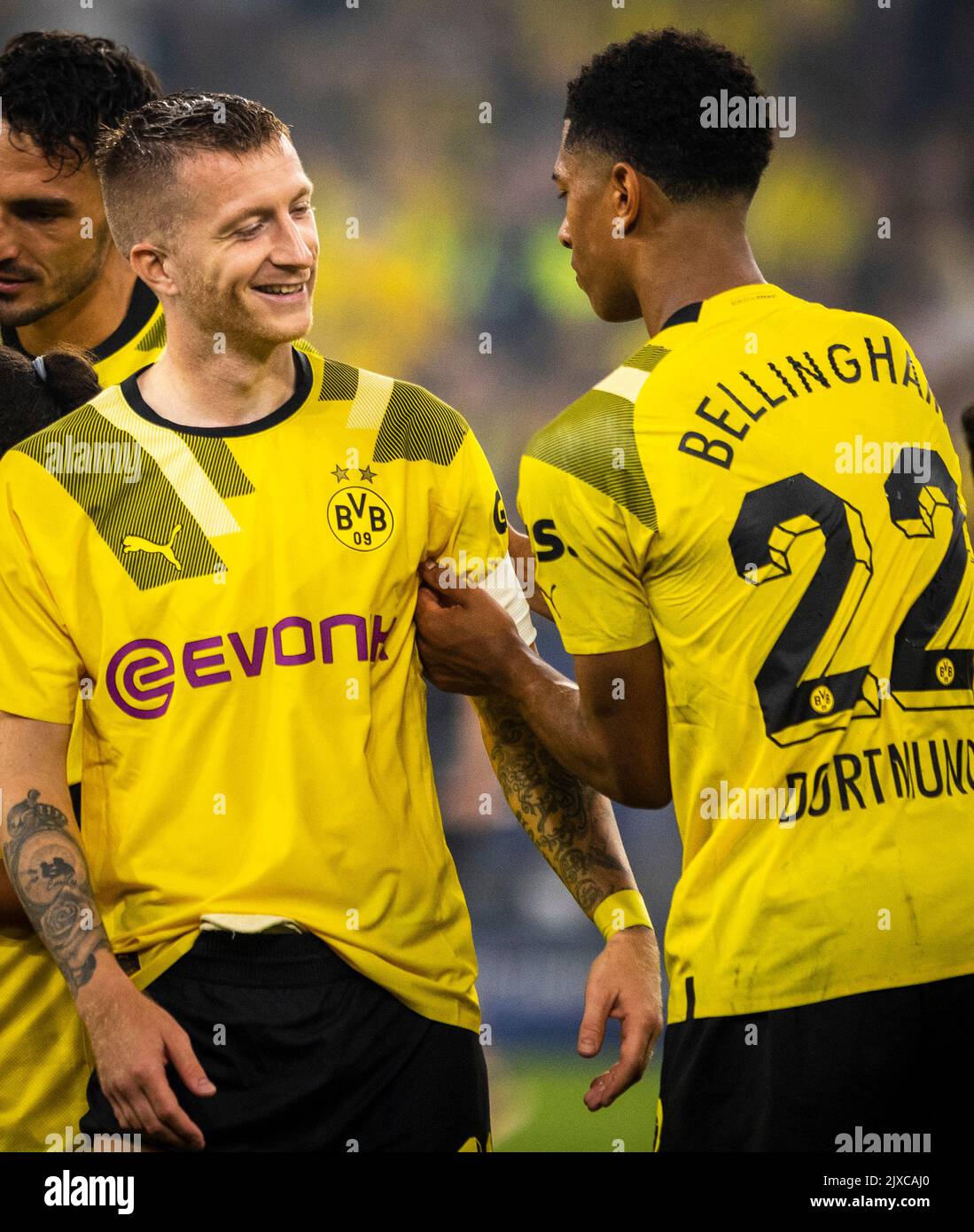 Marco Reus (BVB) bekommt nach Spielende die Kapitänsbinde von Jude ...