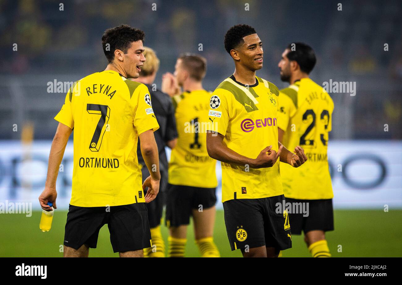 Giovanni Reyna (BVB), Jude Bellingham (BVB) zeigt den Mittelfinger ...