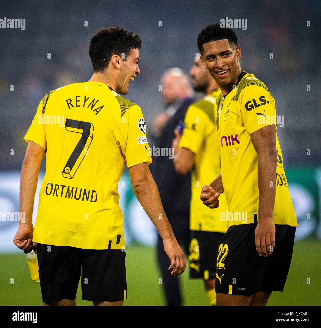 Giovanni Reyna (BVB), Jude Bellingham (BVB) zeigt den Mittelfinger ...