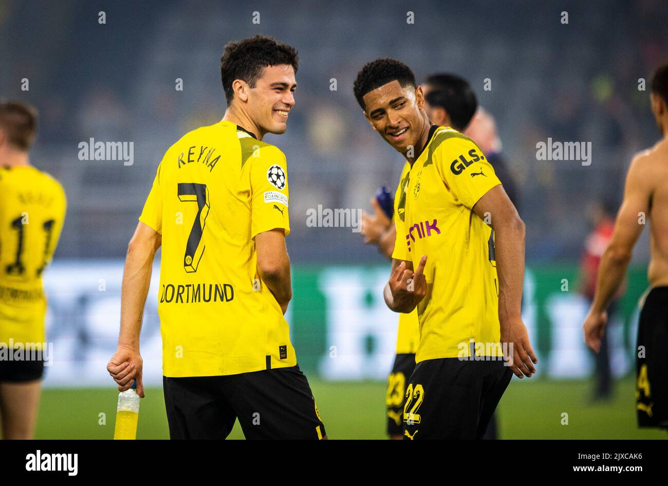 Giovanni Reyna (BVB), Jude Bellingham (BVB) zeigt den Mittelfinger ...
