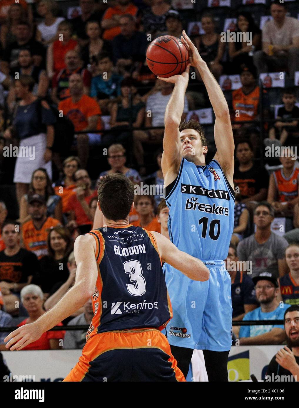 Tom Abercrombie of the Breakers shoots the ball during the Round 15 NBL ...