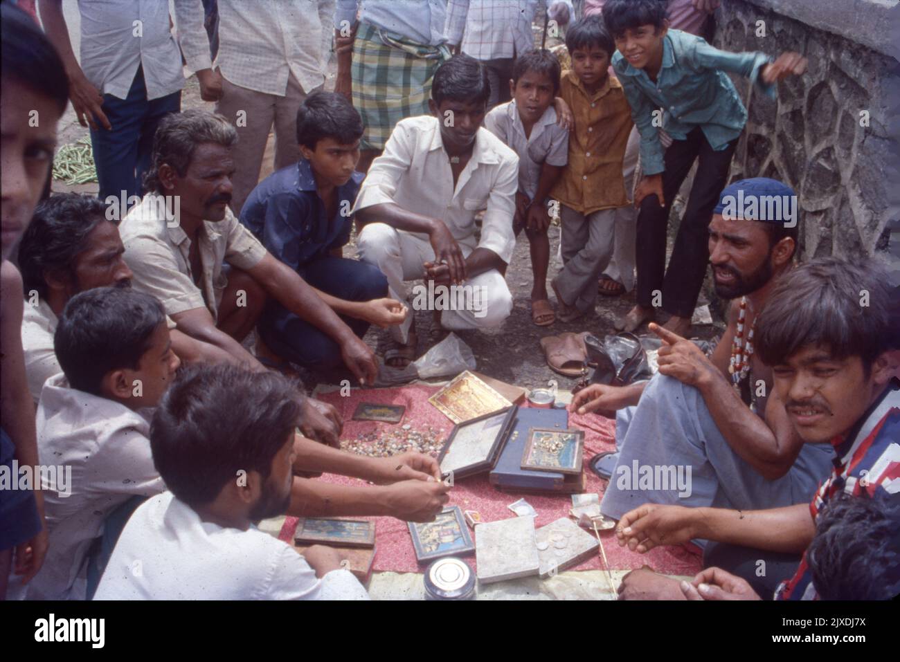 Indian life street gambling hi-res stock photography and images - Alamy