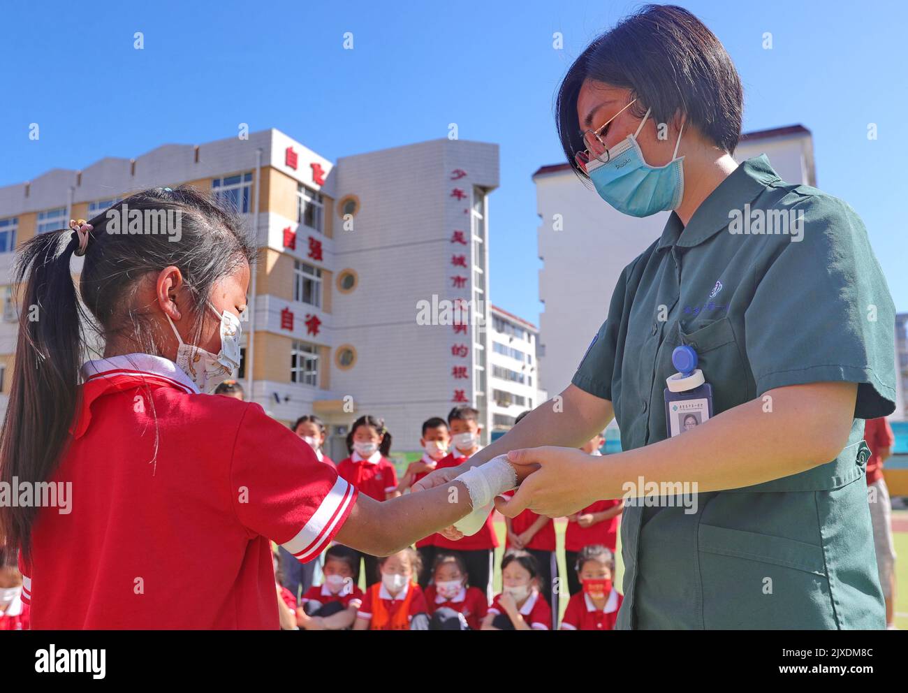 First aid heimlich maneuver hi-res stock photography and images - Alamy