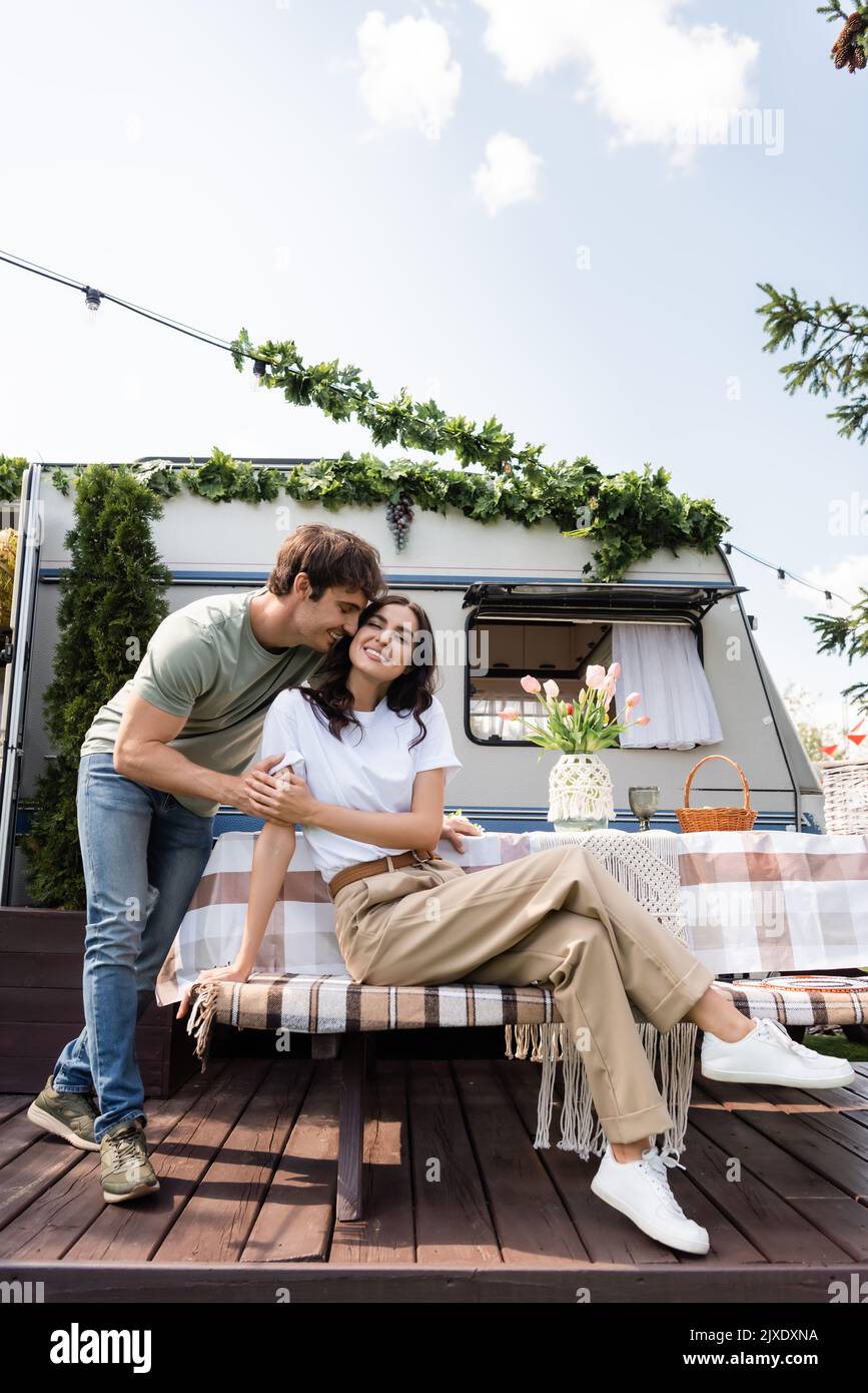 Young couple on car hugging hi-res stock photography and images - Alamy