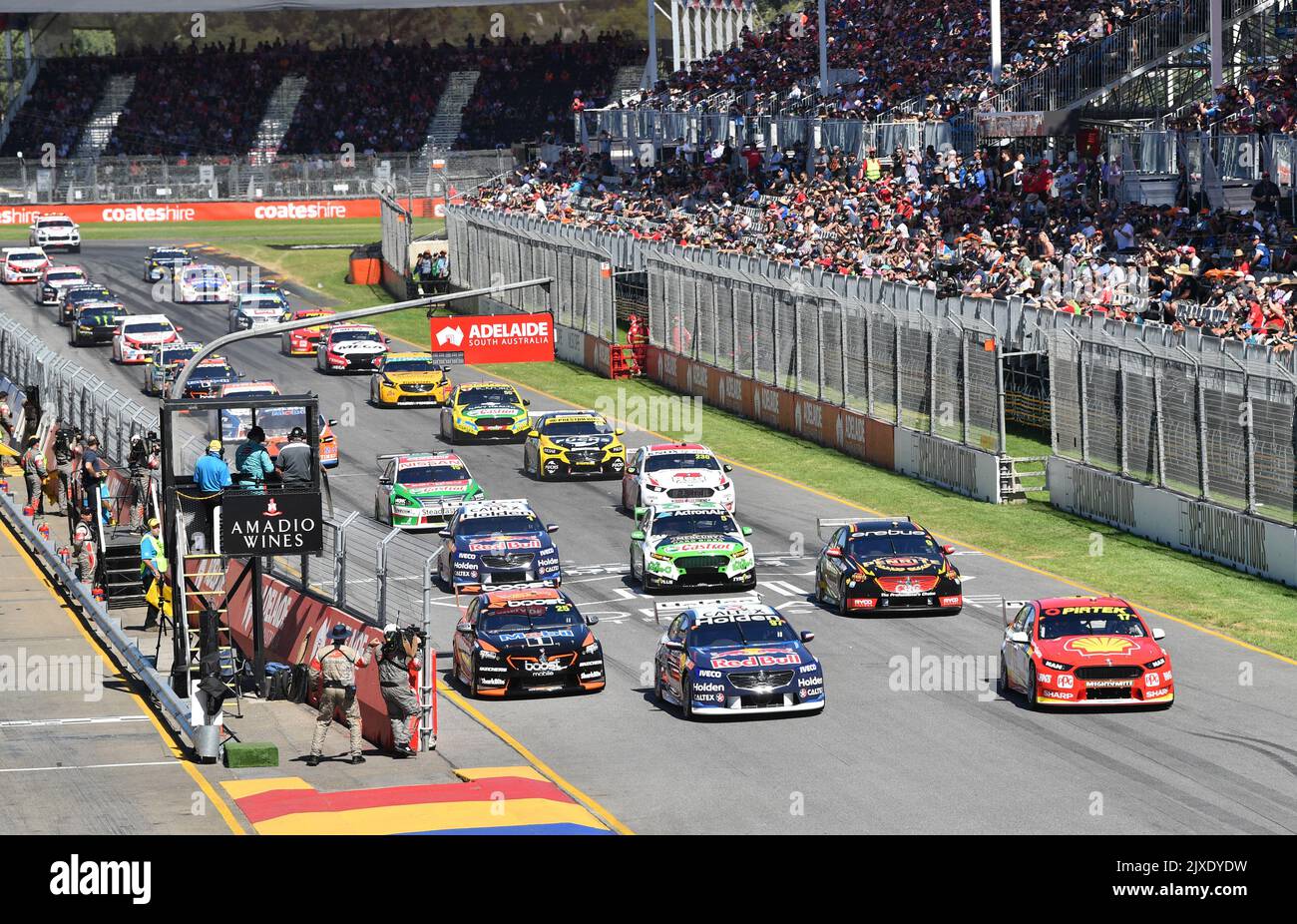 Cars start Race 1 of the Virgin Australia Supercars Championship at the ...