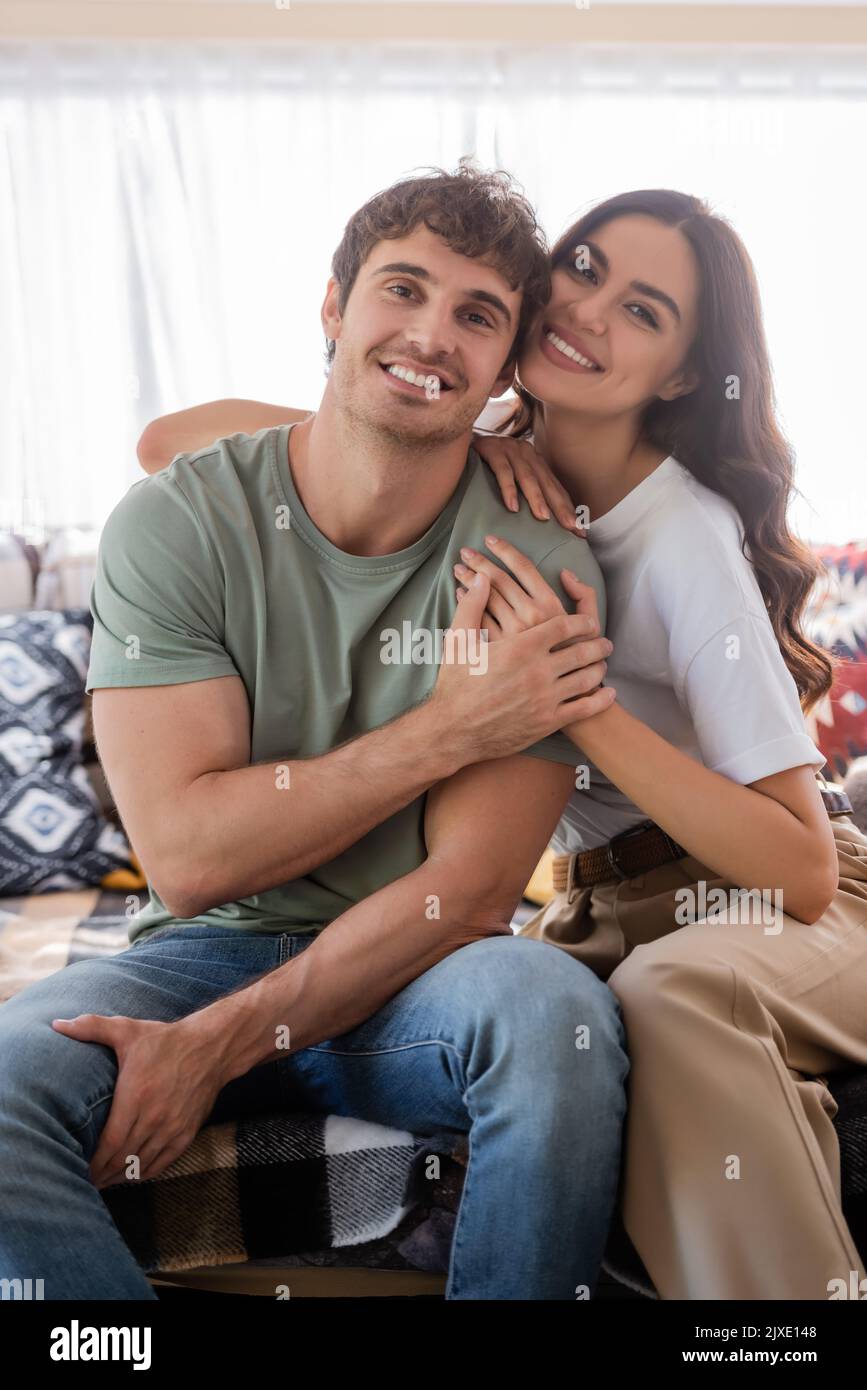 Young couple on car hugging hi-res stock photography and images - Alamy