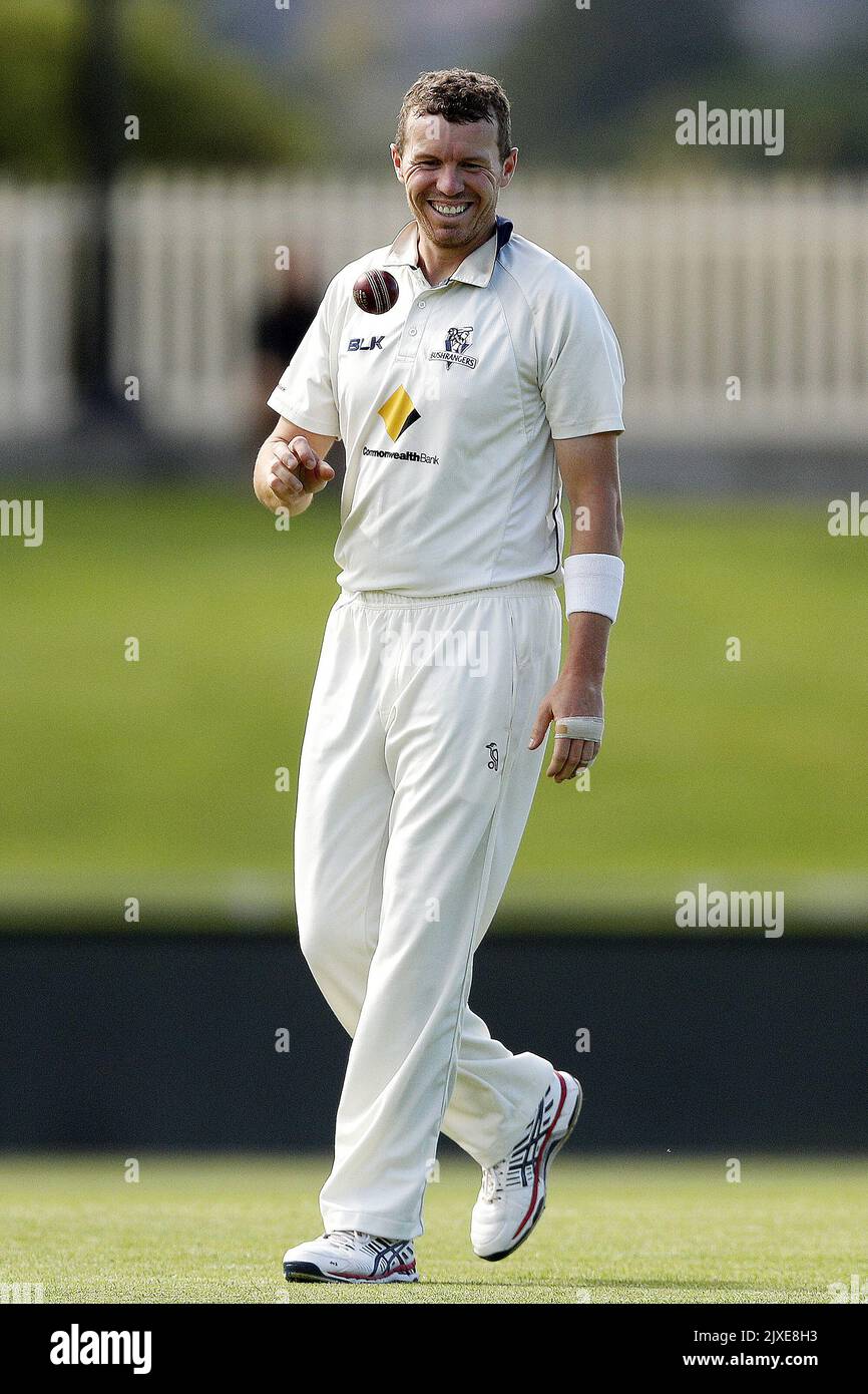 Peter Siddle of Victoria comes in to bowl during day one of the round ...