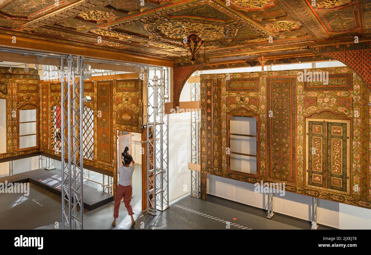 Dresden, Germany. 07th Sep, 2022. A photographer works during the press ...