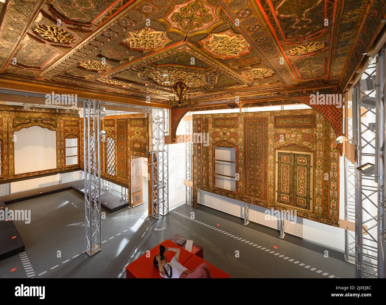 Dresden, Germany. 07th Sep, 2022. A photographer takes pictures of the ...