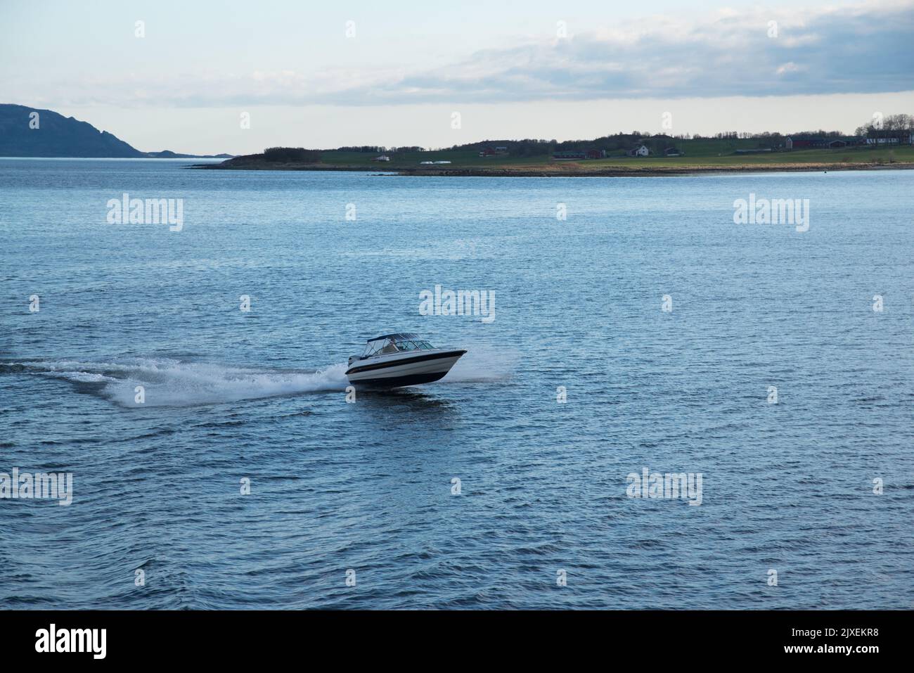 Speedboat waves hi-res stock photography and images - Alamy