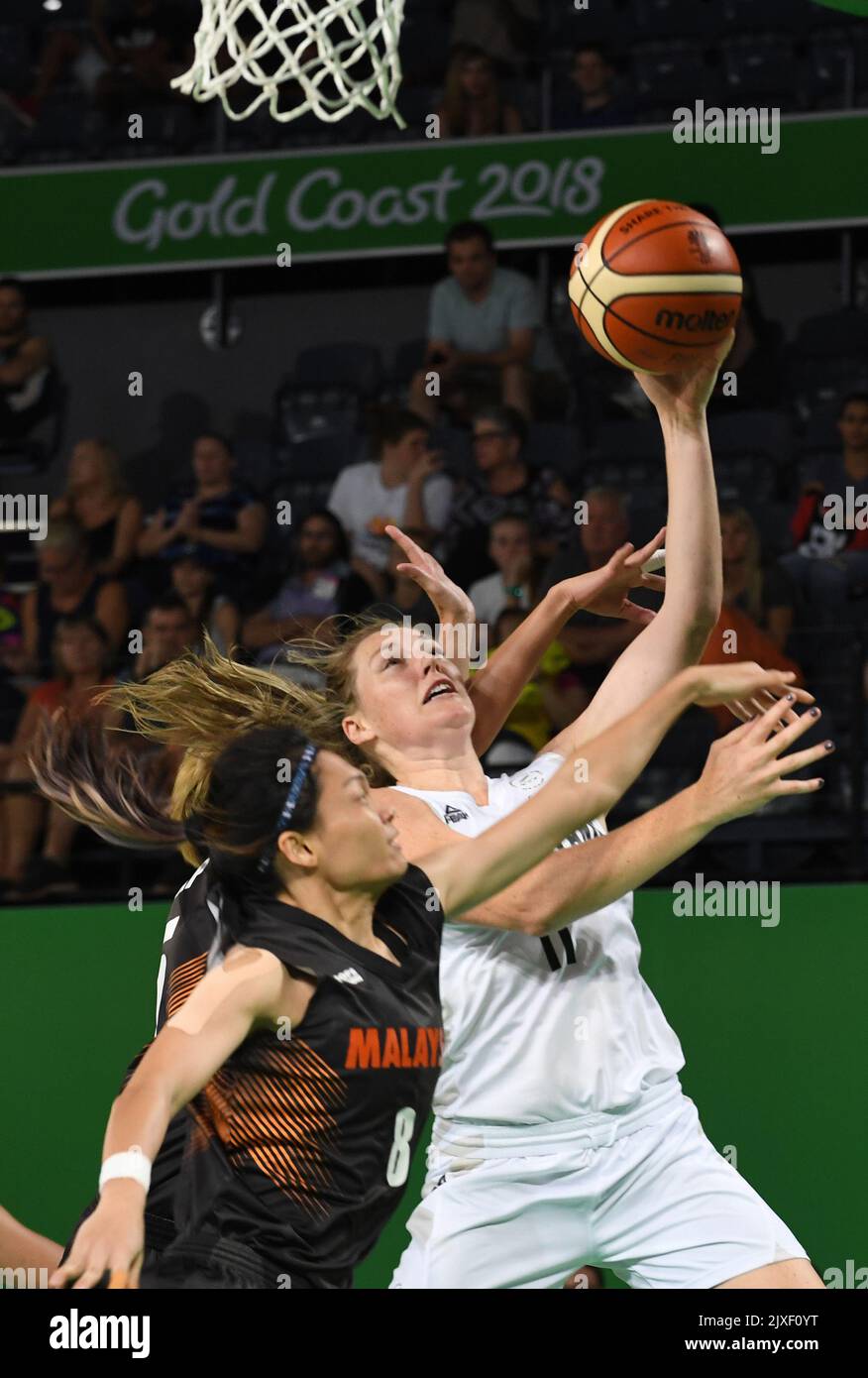 New Zealands Jessica Bygate shoots for two during the Women's ...