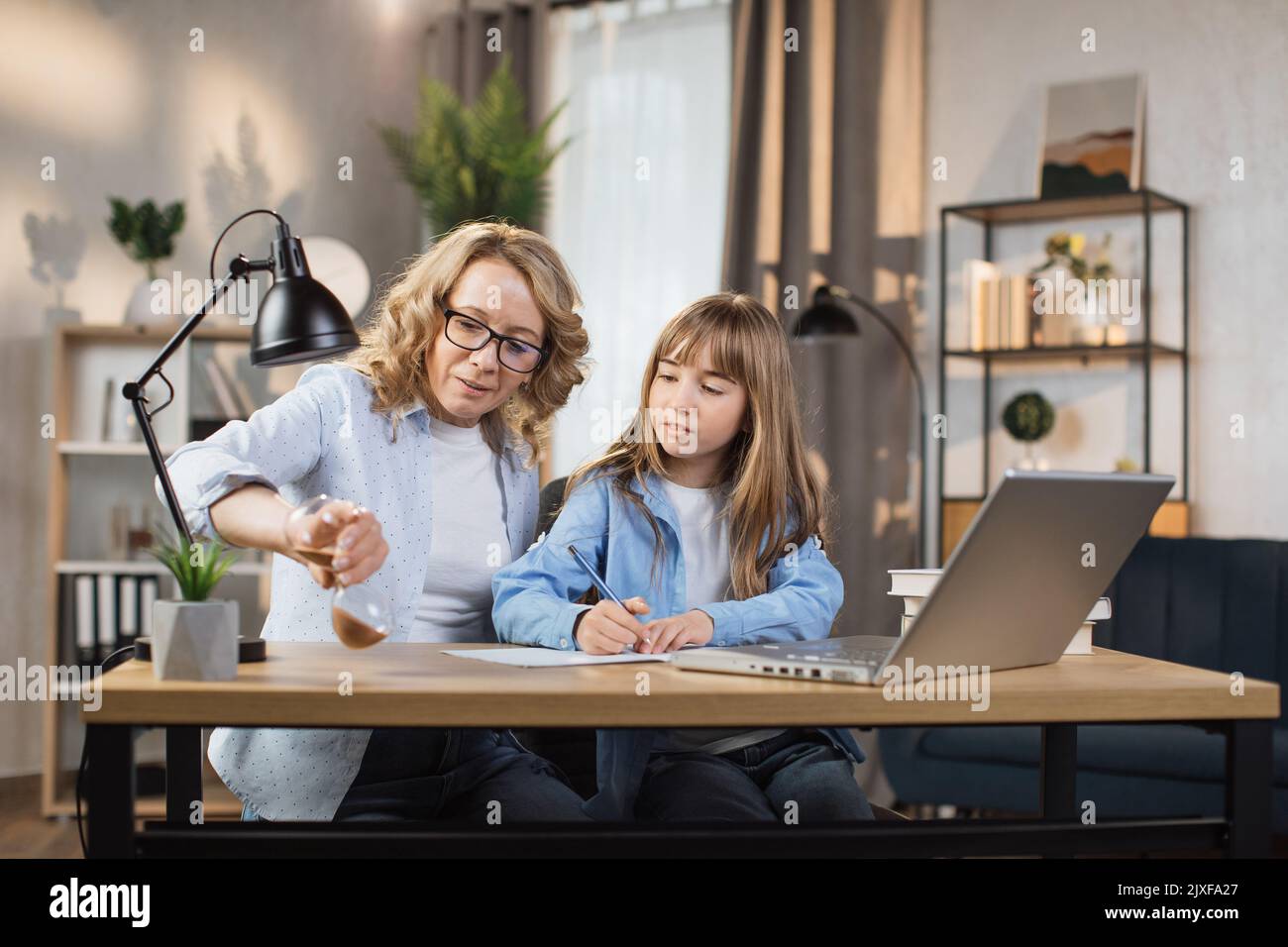 Read explain hi-res stock photography and images - Alamy