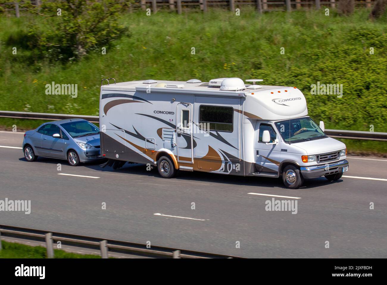 2007 Coachmen Concorde Motor Caravan 6800cc towing small city car on ...