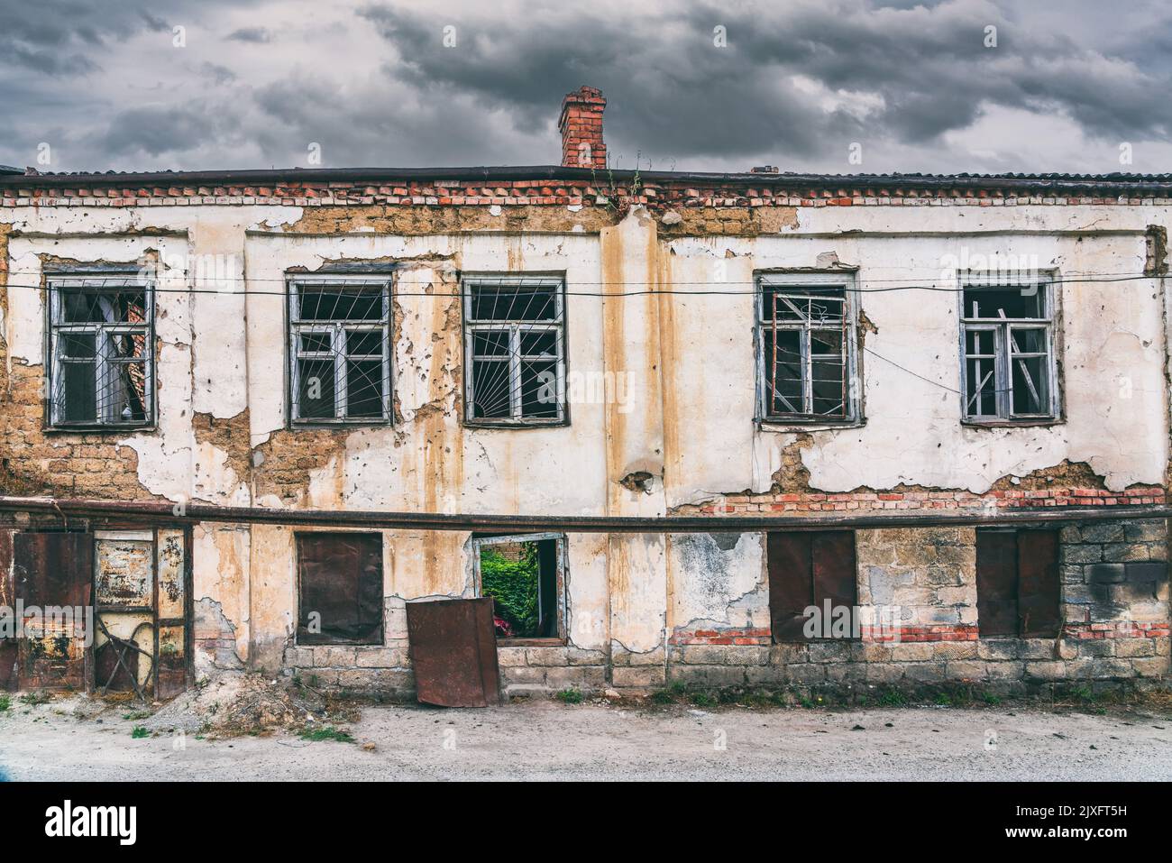 Old ruined balcony hi-res stock photography and images - Alamy