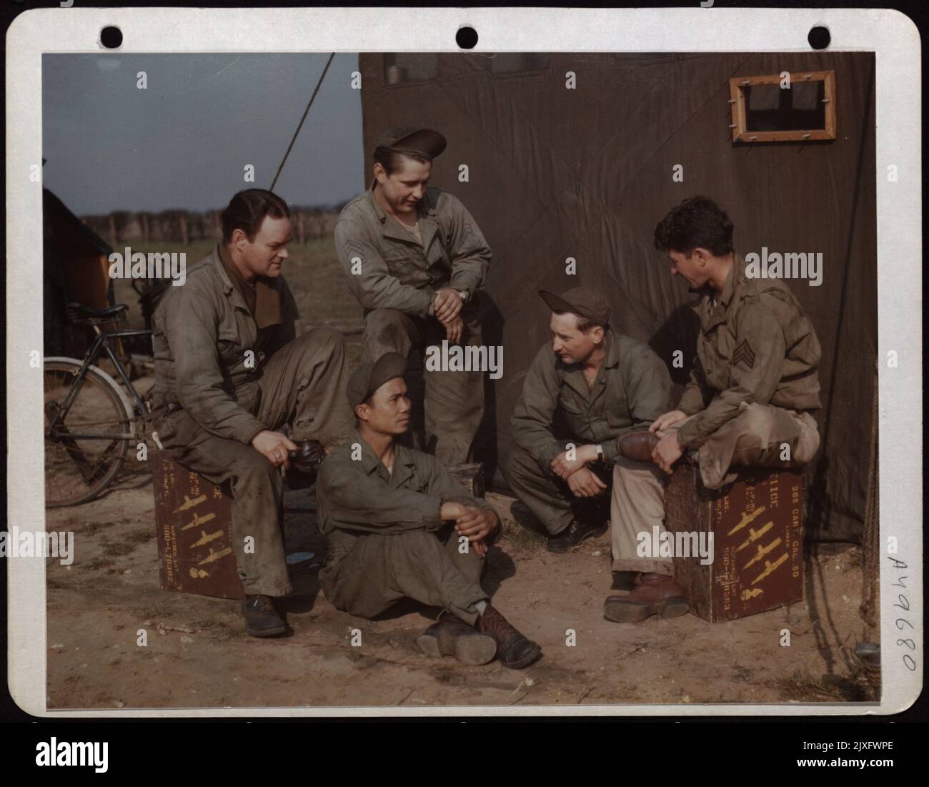 Ground Crew Of The Boeing B-17 'Idiot'S Delight' England Stock Photo ...