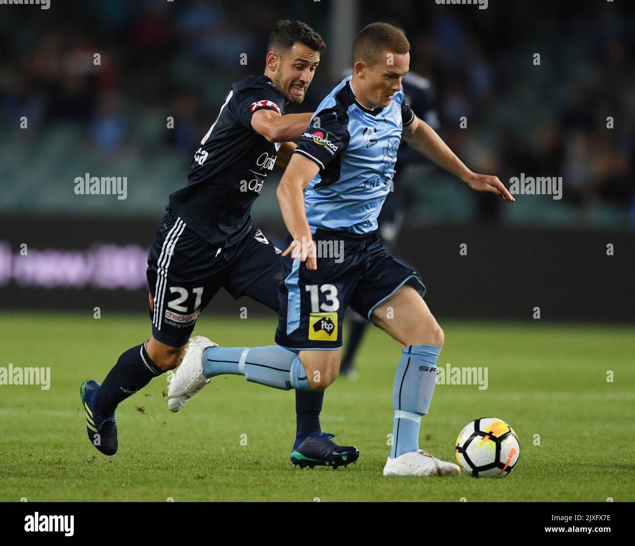 Brandon OÕNeill of Sydney runs with the ball as Carl Valeri of the ...