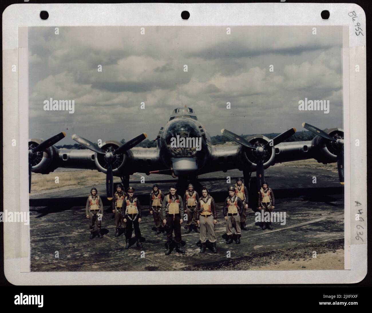 B 17 crew hi-res stock photography and images - Alamy