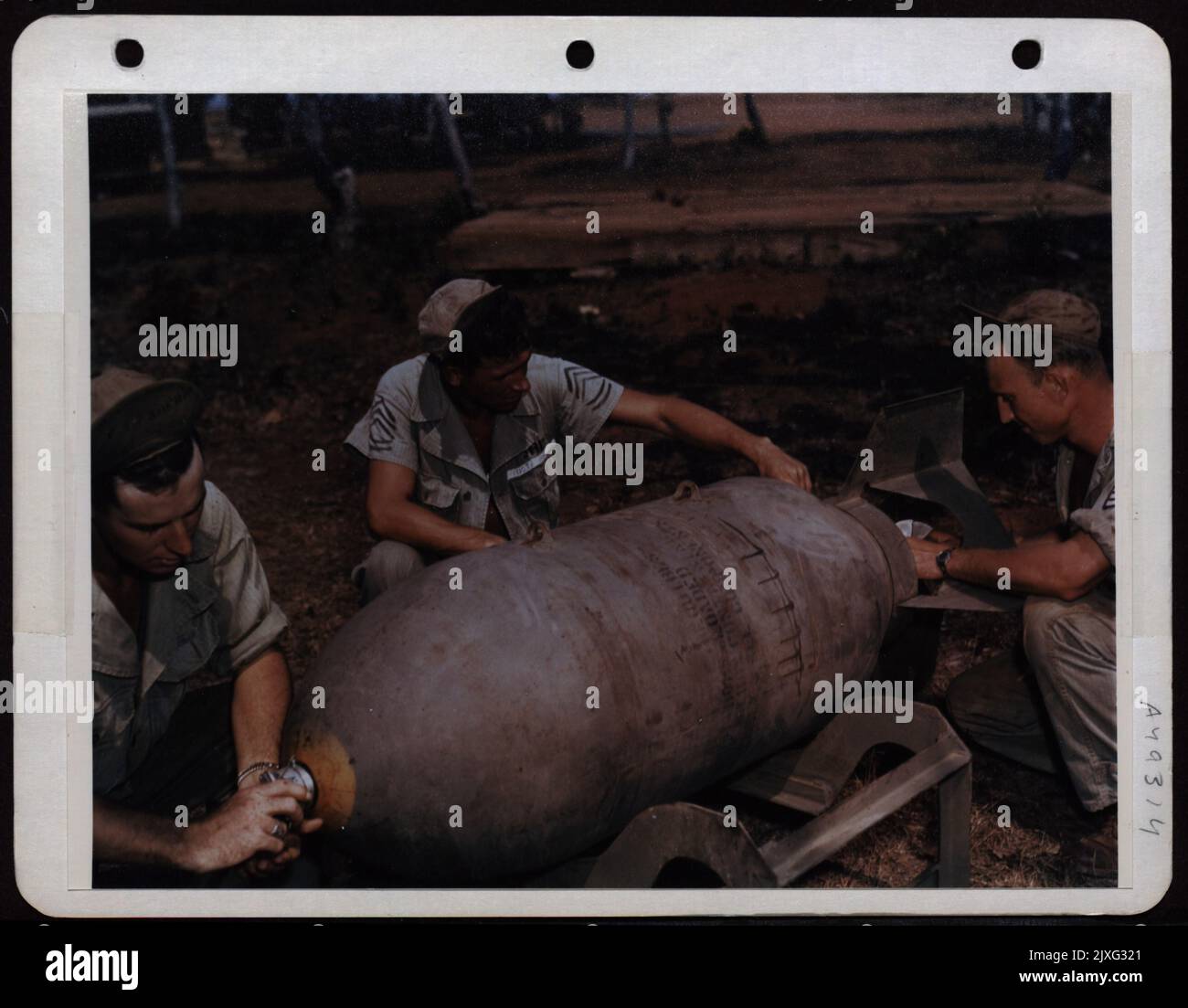 Ordnance Men Fusing A 1000 Lb. Demolition Bomb. Panama Stock Photo - Alamy