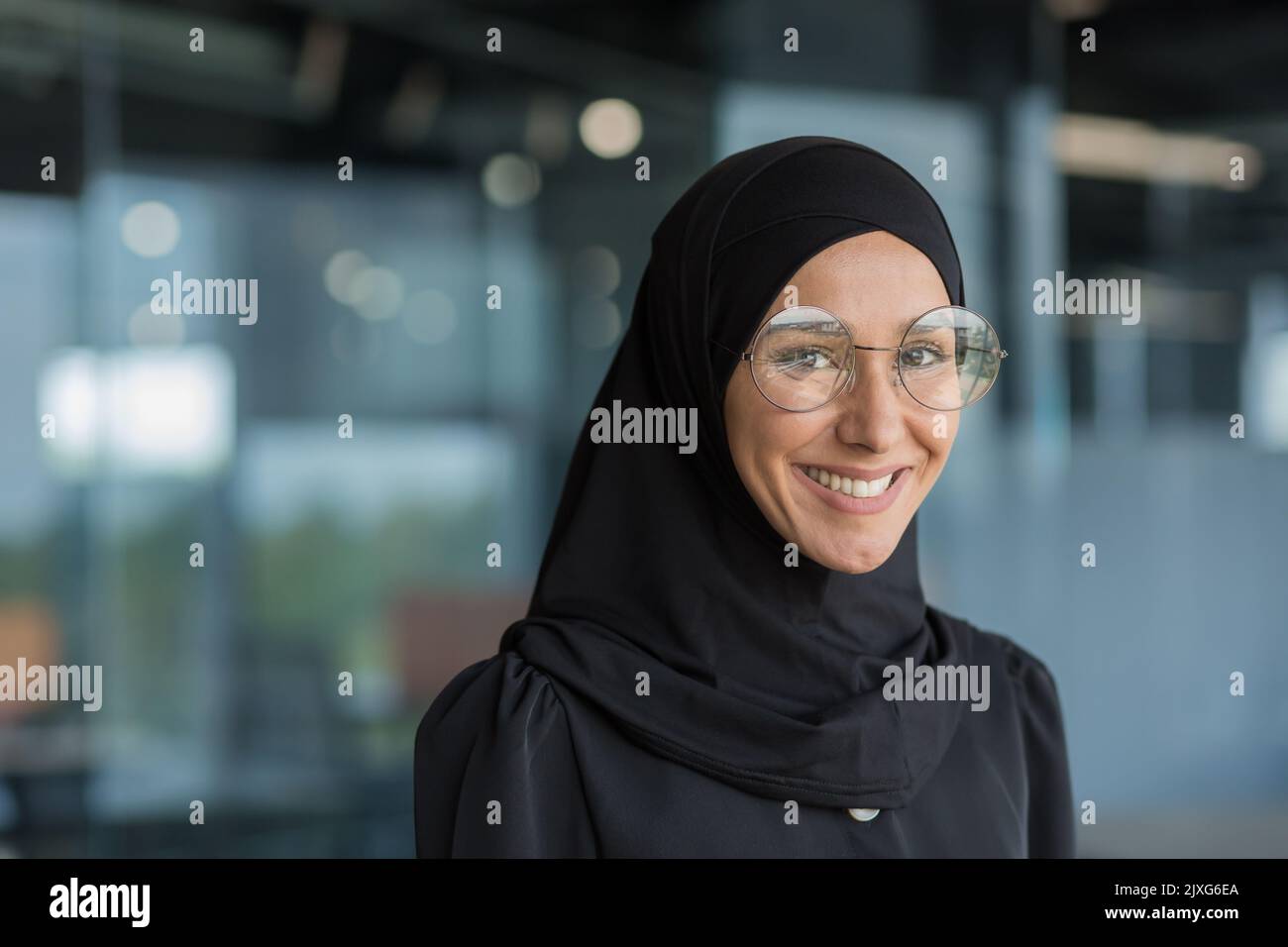 Female muslim worker hi-res stock photography and images - Alamy