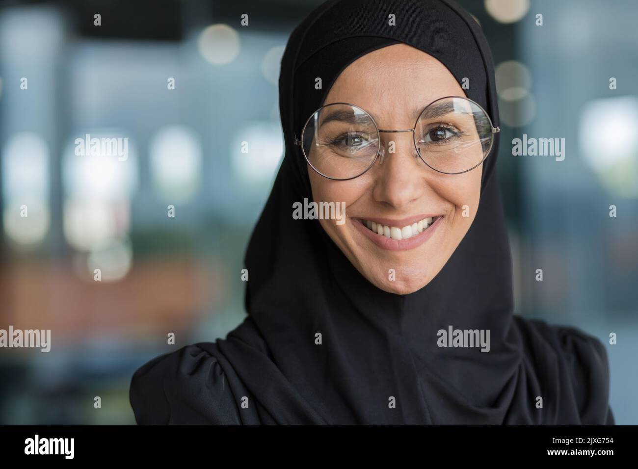 Female muslim worker hi-res stock photography and images - Alamy