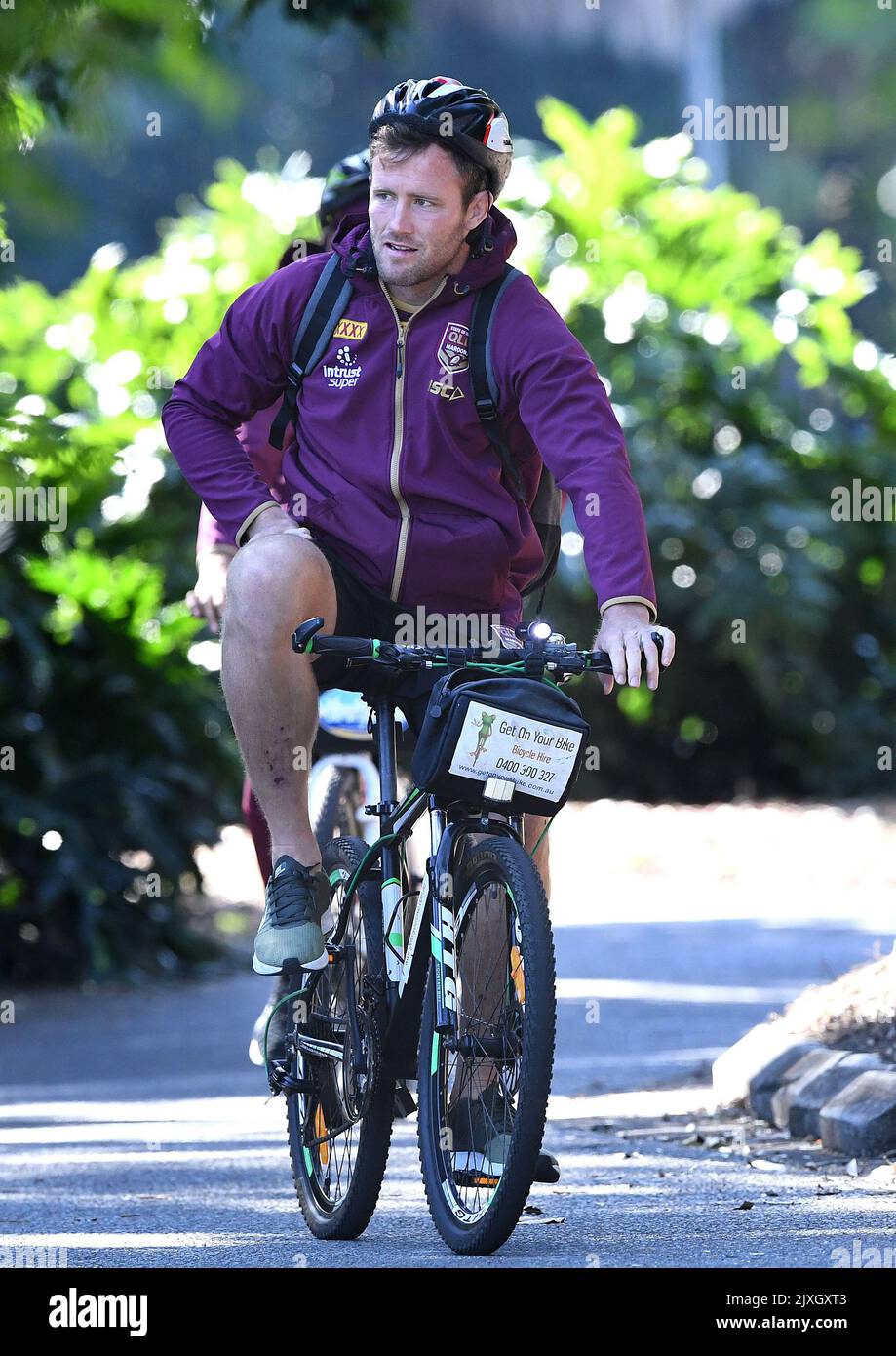Gavin Cooper arrives on bicycle to the Queensland State of Origin team ...