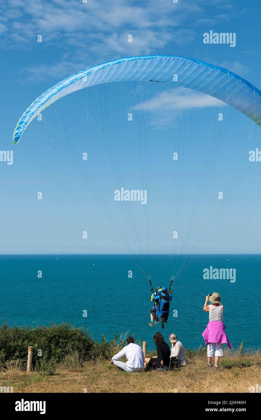 Paragliding flight over the beach on the cliffs Stock Photo - Alamy