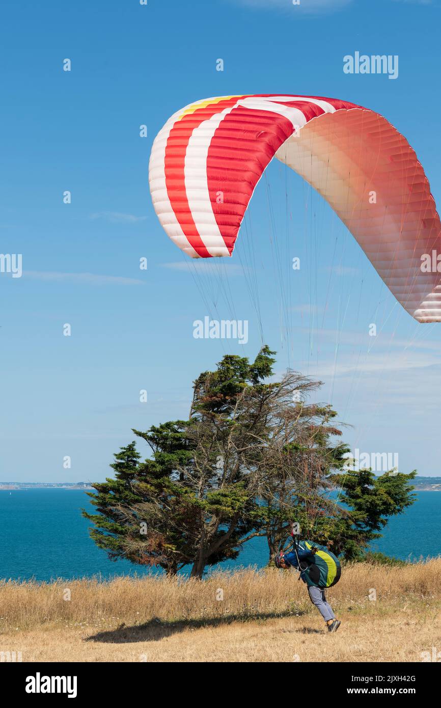 Paragliding flight over the beach on the cliffs Stock Photo - Alamy