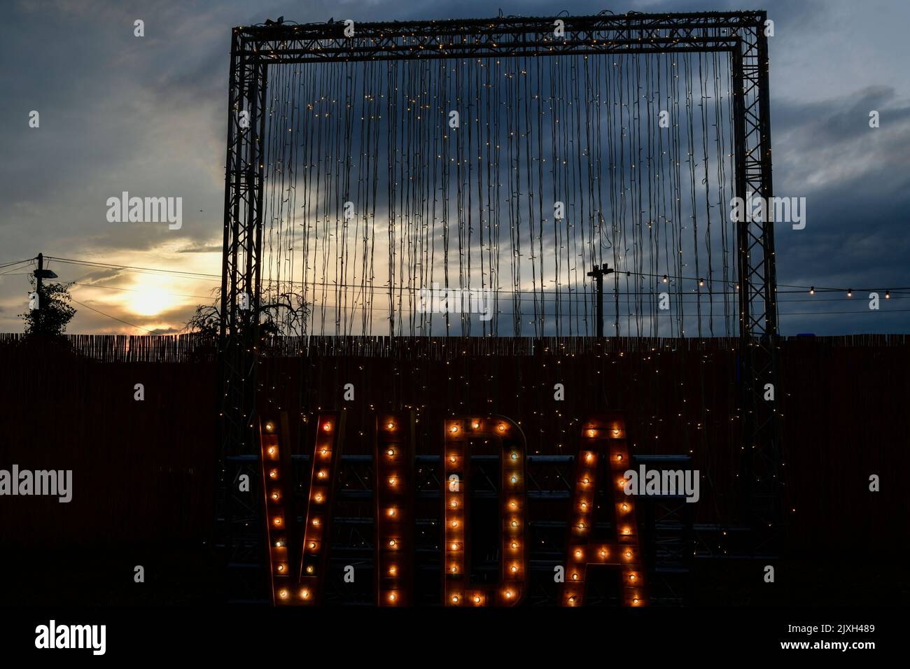 Cartoon style fashion illustration hi-res stock photography and images - Alamy