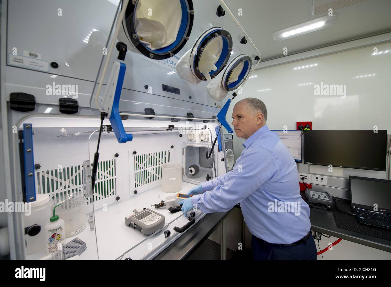 Forensic chemist, Wayne Mitchell at Albert Park Lake Reserve ...