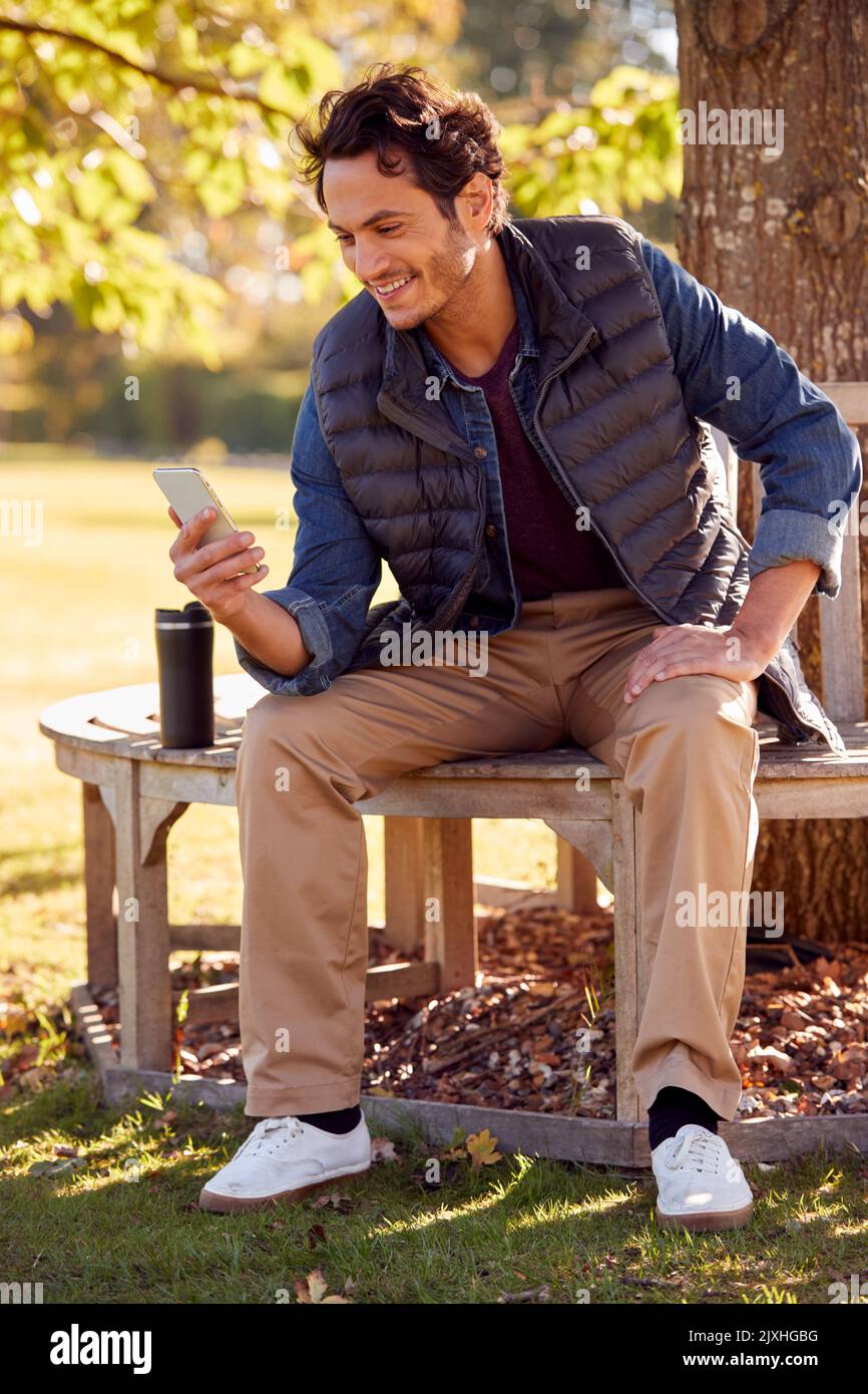 Sitting talking bench media hi-res stock photography and images - Alamy