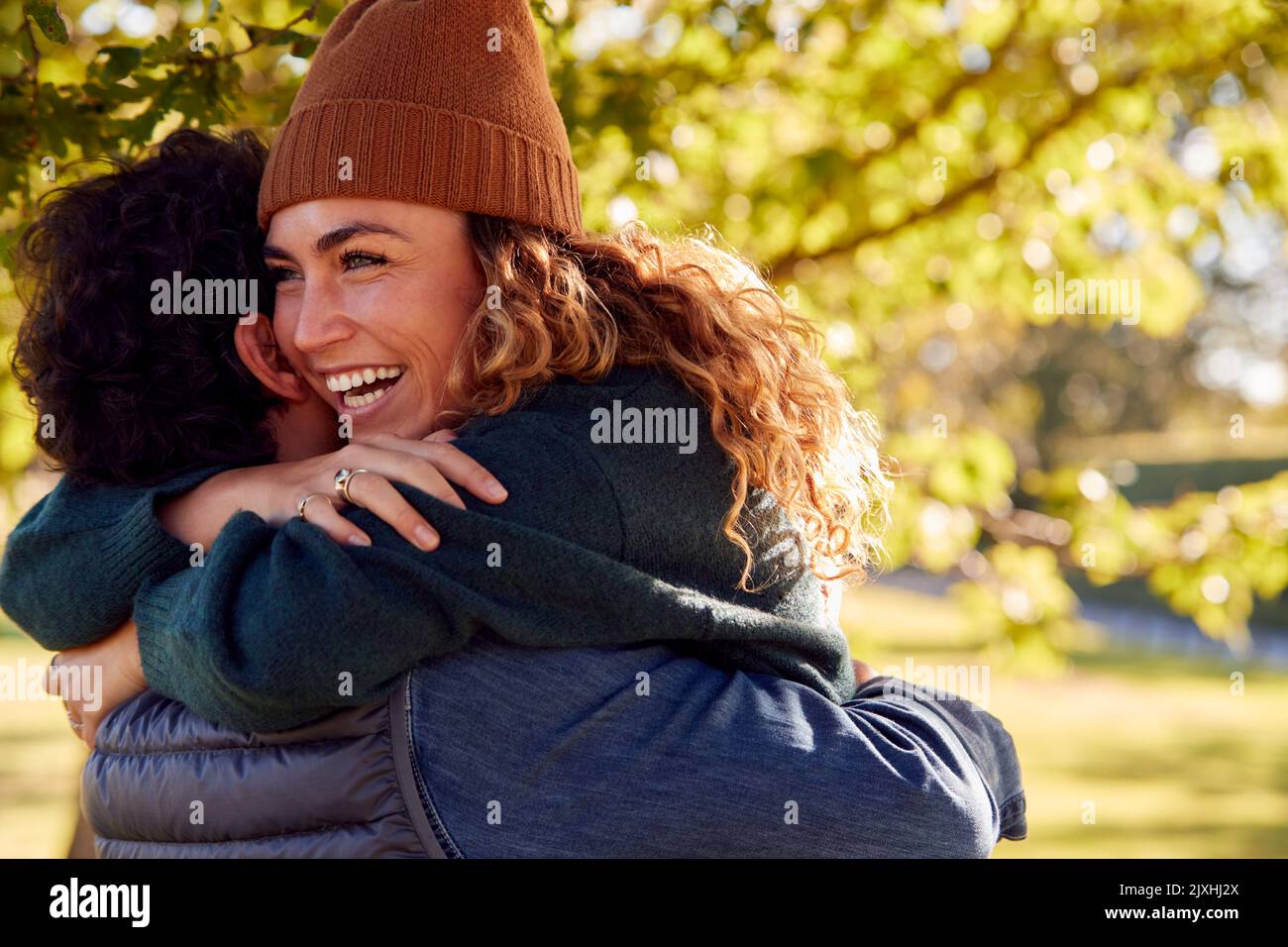 Middle eastern couple hugging hi-res stock photography and images - Alamy